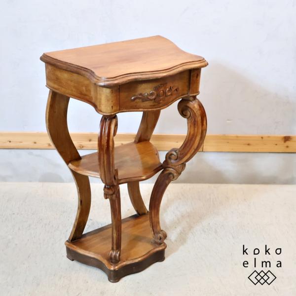 フランスアンティークのコンソールテーブルです。クラシックなデザインのホールテーブルはエレガントで高級感が溢れます。リビングやエントランス、ベッドルームなどに。飾り棚や花台としても♪