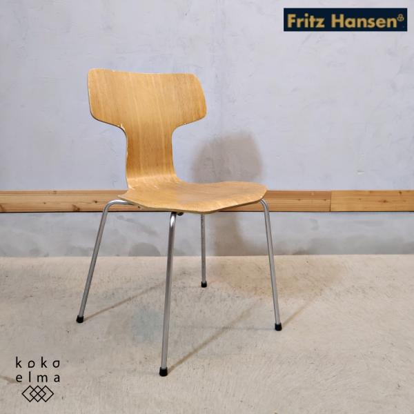Fritz Hansen(フリッツハンセン)社のアルネ・ヤコブセン デザイン Tチェアです！機能性も優れるヴィンテージのスタッキングチェアー。プライウッドのナチュラルな質感がインテリアのアクセントに♪