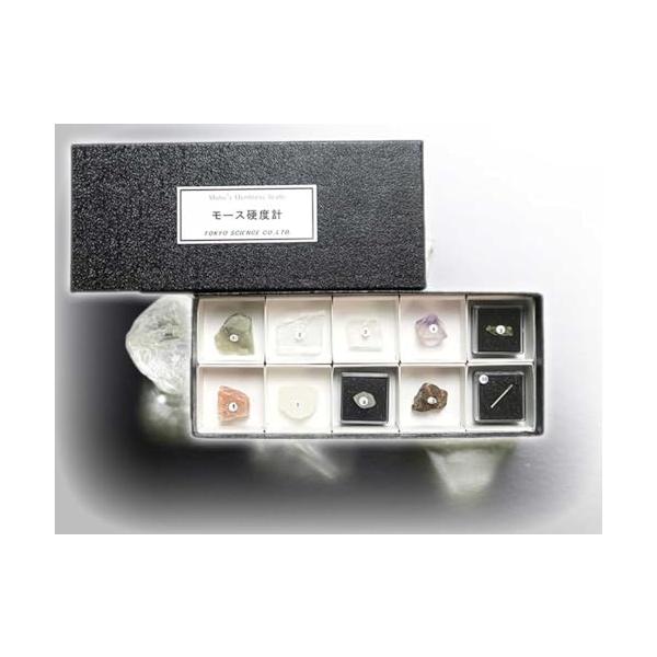 -/ワンサイズ/-・箱入り（紙製）　箱サイズ：205 × 88 × H35ｍｍ・●セット内容● 1.滑石、2.石膏、3.方解石、4.蛍石、5.燐灰石、6.長石、7.石英、8.トパーズ、9.コランダム、10.モンド 条痕板、解説書・滑石からモ...