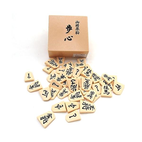 イエロー/-/-・プラスチック駒ですが、指心地も決して悪くありません。・くっきりと文字が彫られ、見やすい将棋駒です。・将棋駒　プラスチック歩心　ケース入り。