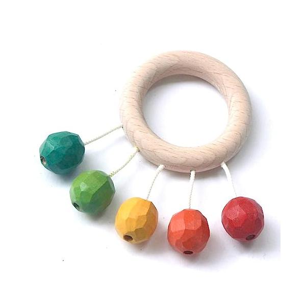 安全なヨーロッパ基準を満たしているドイツ製塗料を使っていますので、赤ちゃんがなめても安心です。/リングサイズ 70mm　色玉27mm/E-16・パッケージ個数:1・はじめてのおもちゃにピッタリ優しいラトル。 こちらは宝石のように多面体に削っ...