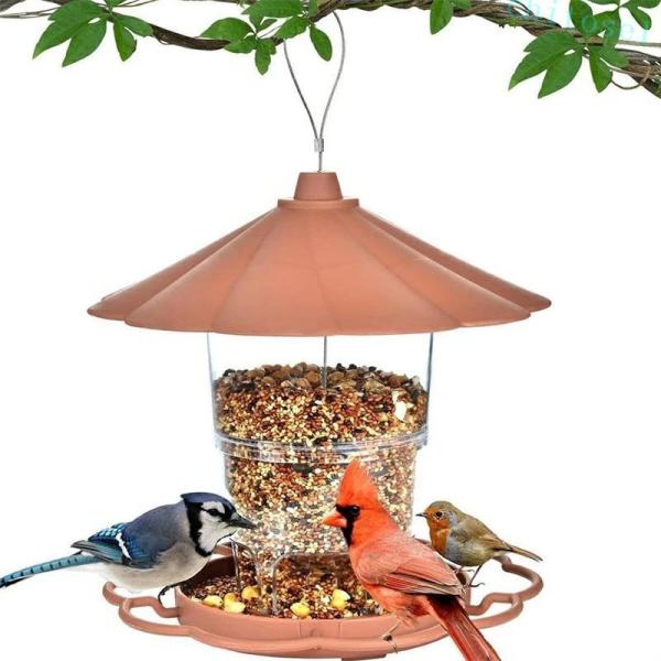 【耐候性】透明な餌入れダイスが吊るされた鳥の餌箱は、あらゆる天候から鳥の餌箱を保護します。   【スタイリッシュ】丈夫な吊り下げ装置付きで、パティオやバルコニーに簡単に設置できます。 外観はエレガントで装飾的です。   【お手入れ簡単】大き...