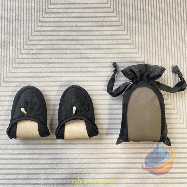 携帯用スリッパ（オーガンジー収納ポーチ付き） 【カラー】ブラック 携帯に便利なシューズタイプのパンプス、レディース用折りたたみスリッパです。黒無地上品なパール付きでかわいいおしゃれなデザイン。ルームシューズ(室内スリッパ)としてもOK！巾着...