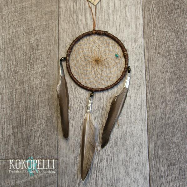 ■サイズ:直径10cm■制作者:Navajo■素材:鹿革、人工シニュー(動物の腱を人工的に作ったもの)、ターコイズ、ビーズ、羽アメリカ先住民ナバホ族が作った本物のドリームキャッチャーです。安価な中国製が大量に出回っていますが、これらは偽物で...