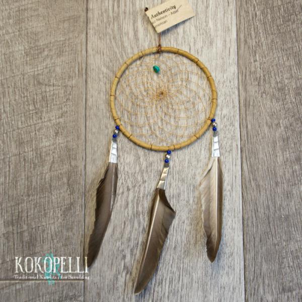 ■サイズ:直径10cm■制作者:Navajo■素材:鹿革、人工シニュー(動物の腱を人工的に作ったもの)、ターコイズ、ビーズ、羽アメリカ先住民ナバホ族が作った本物のドリームキャッチャーです。安価な中国製が大量に出回っていますが、これらは偽物で...