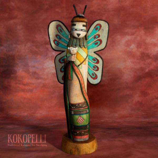 ■ホピ名: Poli Mana■英 名: Butterfly Maiden■サイズ: 30×13×8cm■素材　主材:コトンウッド　塗料:アクリル絵の具■製作者Norman Cuchサードメサ在住のベテランアーティスト。カチナドールだけでな...