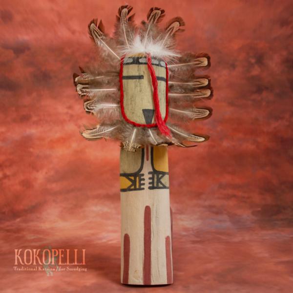 ■ホピ名: Dawa■英 名: Sun■サイズ: 35×19×6cm（羽込み）■素材主材:コトンウッド塗料:自家製天然絵の具■製作者Fannon Mowa サードメサ出身の若手製作者。自ら原料を採取し天然の絵の具を作っている。Mowa家の伝...