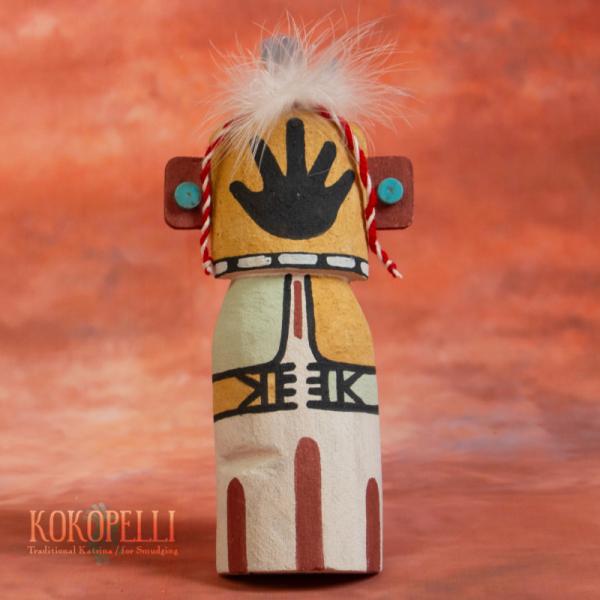 ■ホピ名: Malatsmo■英 名: Handprint■サイズ: 17.5×9×2cm（羽込み）■素材主材:コトンウッド塗料:自家製天然絵の具■製作者Fannon Mowa サードメサ出身の若手製作者。自ら原料を採取し天然の絵の具を作っ...