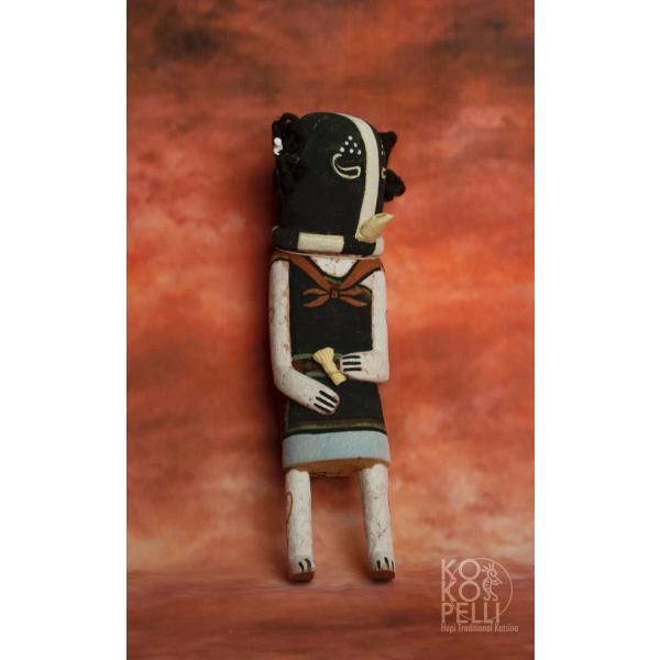 ■ホピ名: Kokopelli Mana■英 名: --■サイズ: 26×8×8cm■素材主材:コトンウッド塗料:自家製天然絵の具■製作者Shawn Deel サードメサ出身。若手の有望株。■詳細観察眼に優れた製作者です。ココペリマナの性質...