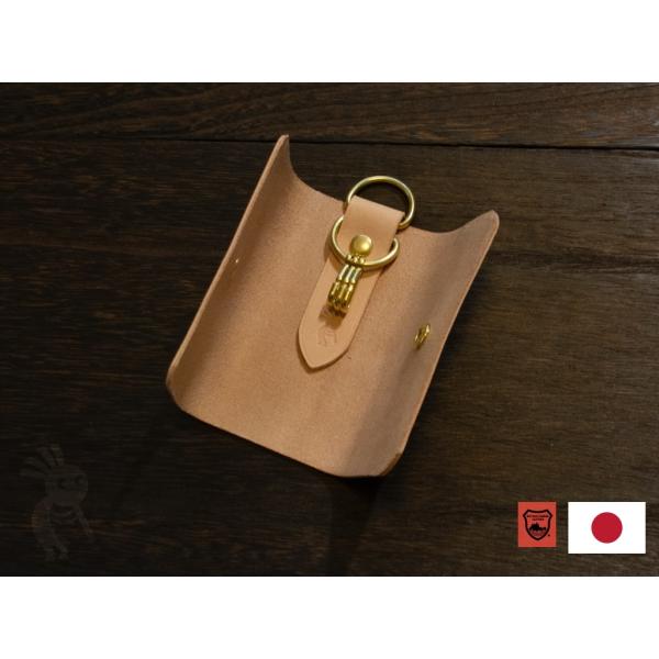 栃木レザーの植物タンニン鞣しのヌメ革で制作したキーケースです。エイジングを楽しめるシンプルな生成りを使用しました。厚めの革なので型崩れせず永く使えます。キーホルダーは真鍮製の3連。==============================...