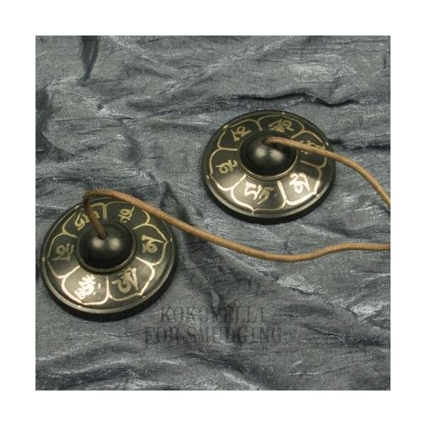 上級グレード品です。安価なインド製とは全くの別物です。厚みがあるのでとても重厚な音が出ます。直径:70mm　高さ:20mm　重量:約225g素材はセブンメタルと呼ばれる7種類の金属(金、銀、銅、鉄、水銀、錫、鉛)を 合わせたものを使用し、そ...