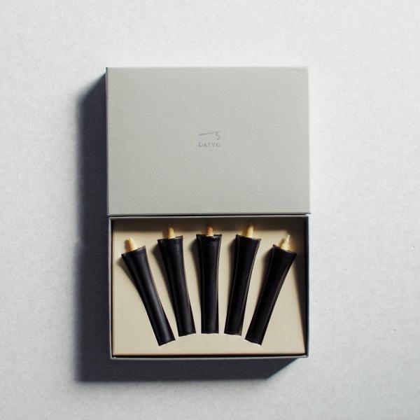 色ろうそく　朔 - Saku■寸法：長さ7.5 × 直径約1（cm）■燃焼：約60分■素材：米ぬか蝋、真綿、い草■製法：型入れ■装丁：箱入■製造：日本製 滋賀県高島市天体シリーズ、「朔 - Saku」。朔とは陰暦の月の第一日、太陽と地球の間...