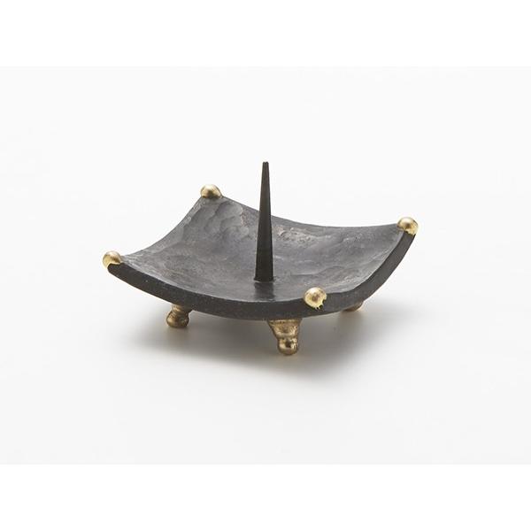 鉄製燭台 - 角皿（かどざら）■寸法：直径7.5 × 高さ4.5（cm）■素材：鉄、真鍮■装丁：化粧箱■製法：自由鍛造、溶接■作者：山口耕一郎■製造：日本製 滋賀県高島市鉄工芸作家 山口耕一郎の手によって仕上げられた丁寧な一品。皿の角に真鍮...