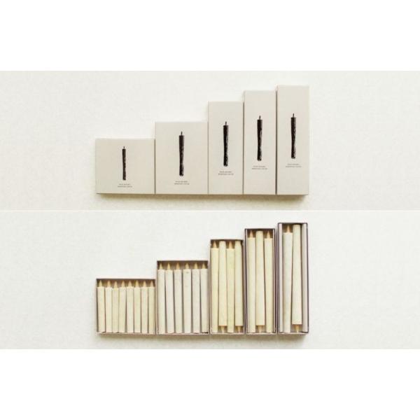 櫨ろうそく - 新装トライアル■種類：1号 2号 3号 4号 5号■素材：櫨蝋、真綿、い草■製法：手掛け■装丁：箱入■製造：日本製 滋賀県高島市モダンな紙箱のパッケージで送る、大與さんの櫨ろうそく。ミニマムなインテリアにもぴったりなこの新装...