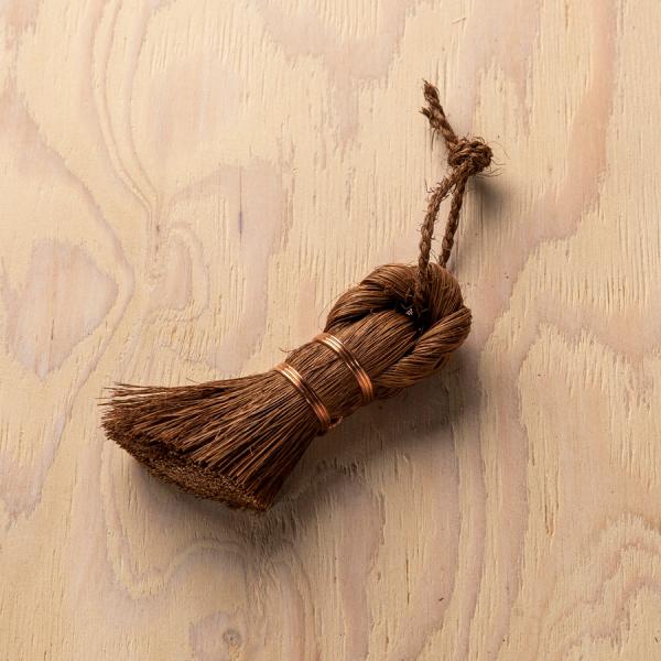 棕櫚ブラシ棕櫚トレシアブラシ 斜め ショート 日本製品番：TR-002商品サイズ全長  11cm幅   4cmフライパンはもちろん食器やシンクも洗えます。トレシア（三つ編み）されておりキッチンに掛けておくとインテリアにもなり、機能性とデザイ...