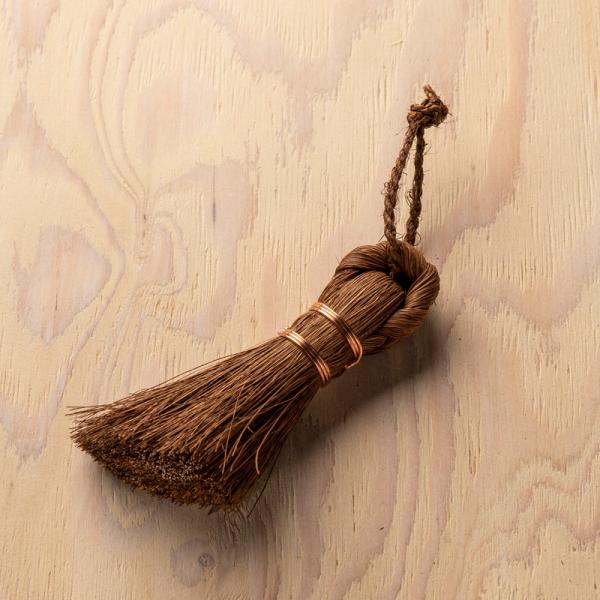 棕櫚ブラシ棕櫚トレシアブラシ 斜め ロング 日本製品番：TR-003商品サイズ全長  13cm幅   6cmフライパンはもちろん食器やシンクも洗えます。トレシア（三つ編み）されておりキッチンに掛けておくとインテリアにもなり、機能性とデザイン...