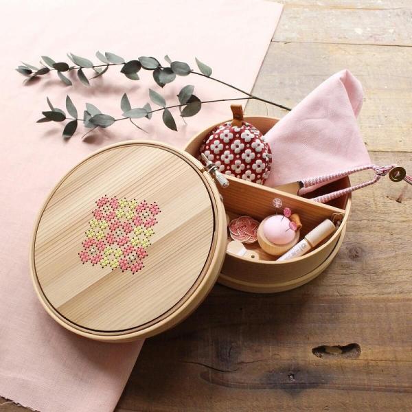 品名：曲げわっぱの道具箱  裁縫セット ソーイングセット色：こはる：あおい（選択）商品サイズ※表示の寸法は目安です。実際の商品寸法とは誤差がある可能性があります全長 42mm幅 28mmパッケージサイズ幅 180mm高さ 100mm奥行 1...