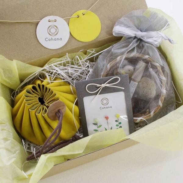 お裁縫セット内容白なめし革の巾着とんぼ玉の待針信楽焼のボタンマグネット飯田水引の糸通し手縫い針セット（薄地〜普通地）とちの木の糸巻き関の豆ばさみ商品サイズ※表示の寸法は目安です。実際の商品寸法とは誤差がある可能性があります全長 42mm幅 ...