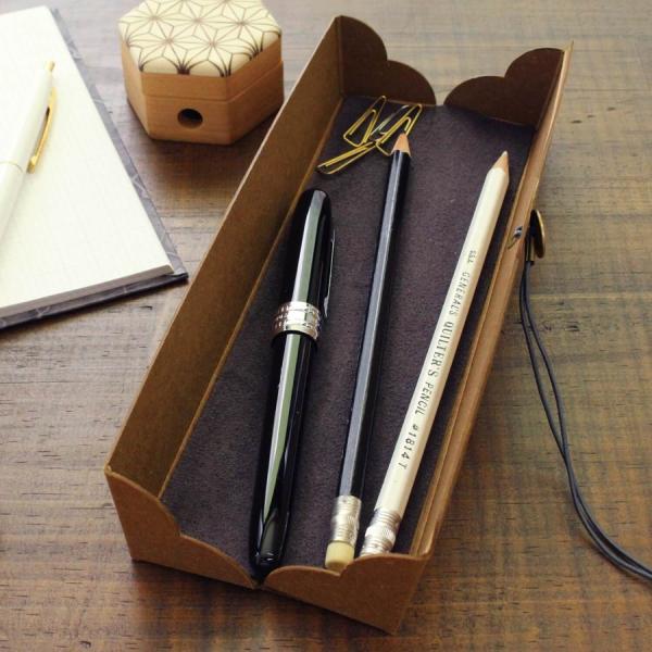 トレイになる筒箱の道具入れ軽くて持ち運びにも便利な、筒型の道具入れをつくりました。紙の筒箱を開けば、中身が取り出しやすく、作業がしやすい水平に開くトレイになります。 中敷きにマグネットが内蔵されているので、クリップなどもバラバラにならずに収...