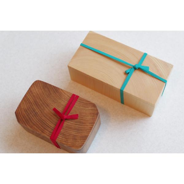 「 hakomusubi 」 - 和色のお弁当バンド■カラー：赤紅(あかべに)　濃藍(こいあい)　　　　　　源氏鼠(げんじねずみ)　　　　　漆黒(しっこく)　青緑(あおみどり)■長さ：Sサイズ〜Lサイズのお弁当箱に■内容：１本■製造：日本製...