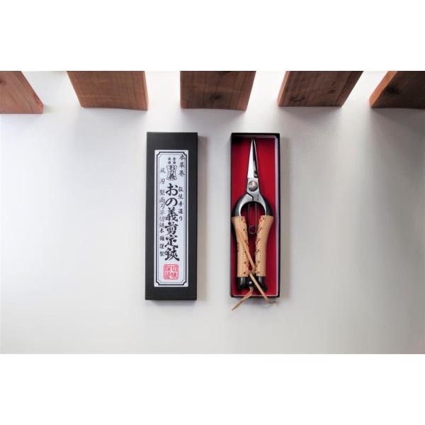 サイズ：刃長58ｍｍ（全長200ｍｍ）重　量：約215g仕　様：全鋼・本革（ナチュラル）グリップ仕上（紙箱）付　属：予備バネ付製造国：日本/兵庫県三木市●特徴剪定鋏に本革をグリップに巻いてみました。鋼と本革のカラーバランスが大変良く、また一...