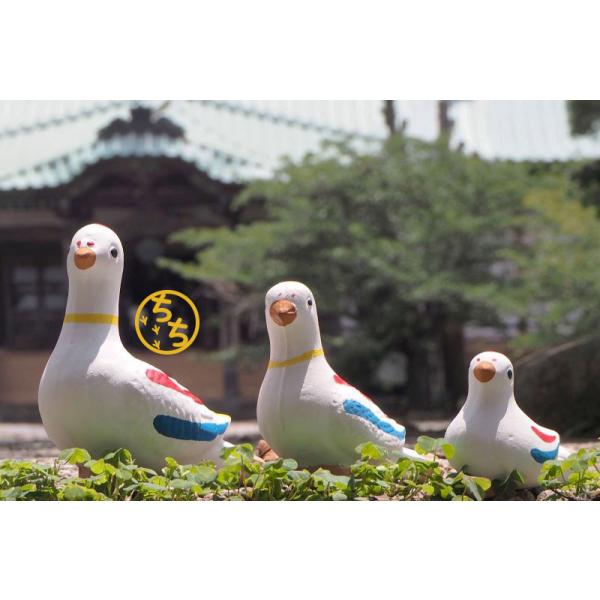 尾崎人形 【 鳩笛 テテップゥ -ちち (大) 】■写真：左の一番大きな鳩■サイズ：幅7cm×高さ12.5cm×奥行14cm■素材：土／アクリル絵の具（耐水性)■産地：日本／佐賀県神埼町■その他：単品／箱入り／自立可能■尾崎人形について尾崎...