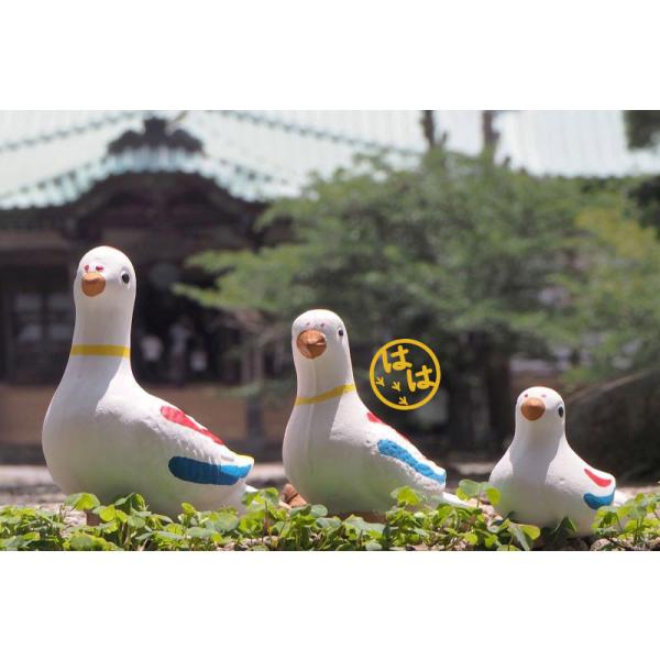 尾崎人形 【 鳩笛 テテップゥ -はは (中) 】■写真：中央の中くらいの鳩 ■サイズ：幅6cm×高さ9cm×奥行11.5cm ■素材：土／アクリル絵の具（耐水性)■産地：日本／佐賀県神埼町■その他：単品／箱入り／自立可能■尾崎人形について...