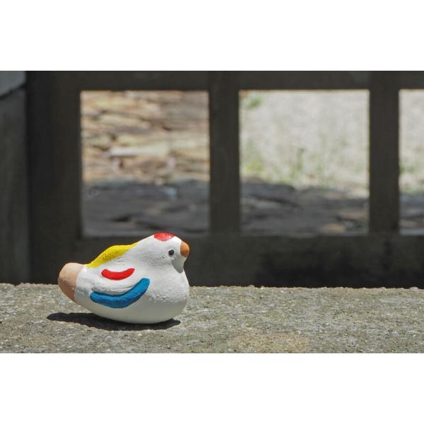 尾崎人形【 土笛 雀 -すずめ】■サイズ：幅3.5cm×高さ4.5cm×奥行7cm■素材：土／アクリル絵の具（耐水性)■産地：日本／佐賀県神埼町■その他：その他：単品／箱入り／自立可能尾崎人形の伝統色である、赤・青・黄色を配色した水鳥の人形...