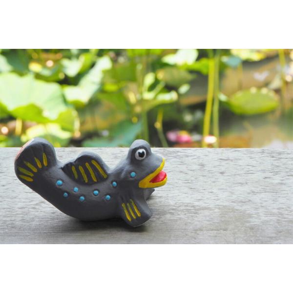 尾崎人形【 土笛 ムツゴロウ】■サイズ：幅3.5cm×高さ4.5cm×奥行7.5cm■素材：土／アクリル絵の具（耐水性)■産地：日本／佐賀県神埼町■その他：その他：単品／箱入り／自立可能尾崎人形の伝統色である、赤・青・黄色を配色した水鳥の人...
