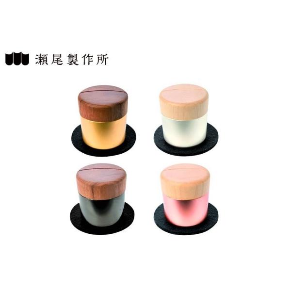 S o t t o - Pictuary Cylinder（ピクチュアリ シリンダ）■サイズ：直径46 × 高さ50（ミリ）■カラー：ゴールド　シルバー　マットブラック　ピンクゴールド■素材：真鍮、天然木（胡桃と楓）■製法：金型圧縮成形、多...