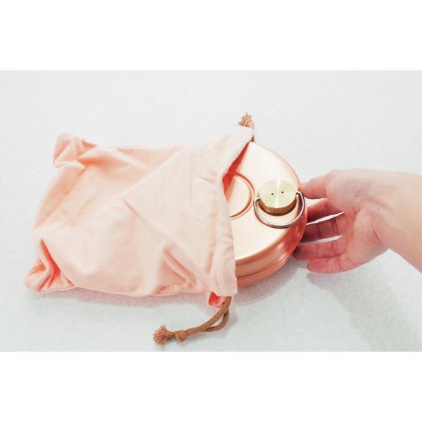 ミニ純銅湯たんぽ■寸法：直径16cm × 高さ5.5cm■材質：本体 - 純銅 / 口金 - 真鍮■湯量：850ml■内容：本体、ネル生地袋■製造：日本製 新潟県燕市IHS生活産業局局長賞を受賞した、伝統銅器の老舗新光堂の製品です。新光金属...