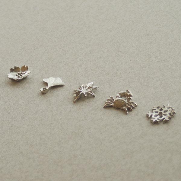 博鳳堂　季節のお香立て■種類：桜　カニ　イチョウ　もみじ　雪の結晶■穴径：3mm■デザイン：季節の動植物■素材：錫■製作：日本製 富山県高岡市問屋町■販売元：博鳳堂 / 炭谷三郎商店四季を象徴するサクラの花びらやいちょうの葉っぱを精巧にデザ...