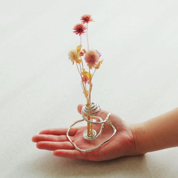 ■素材：錫（すず）■用途：フラワーアレンジメント 一輪挿し■装丁：袋入り■製造：日本製 富山県高岡市■販売元：博鳳堂 / 炭谷三郎商店■デザイナー：長澤昇壮錫（スズ）という金属だけでできているストリング状のフラワースタンド。手でかんたんに曲...