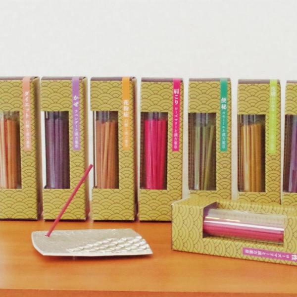 ■ビン：直径1.8cm × 高さ10cm■種類：皮膚のかゆみ　風邪　肩こり　花粉症　　　　不眠症　便秘　ダイエット　冷え性■製造：日本製 群馬県前橋市　　　　　　　 兵庫県淡路市漢方香とは、様々な症状に合わせた漢方薬の処方が煉り込んであるお...