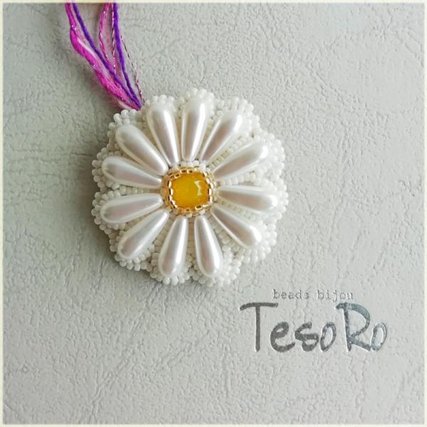 ★TesoRoさんの作品TR11★こちらはTesoRoさんが制作したマーガレットのブローチです。とっても可愛いので、バッグや色々なところに使ってくださいね♪プレゼントにも喜ばれます♪サイズ：4.5cmこちらはArtistの方の作品になります...