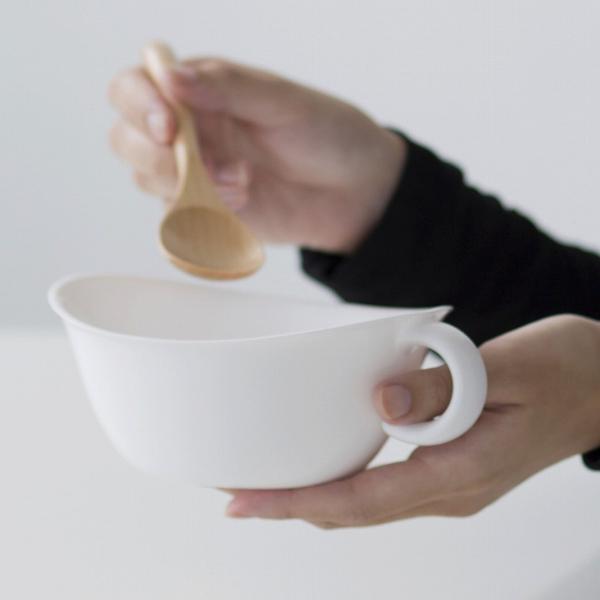 【特長】◎持ち手付きで、片手で持って食べられるプラスチック製の耐熱食器。◎テーブルを使わず、ソファーなどに座って食べるときに便利です。◎軽くて持ちやすく、割れません。◎耐熱温度160度。温かい食事もOK。◎電子レンジ、食器洗浄機にも使えます...