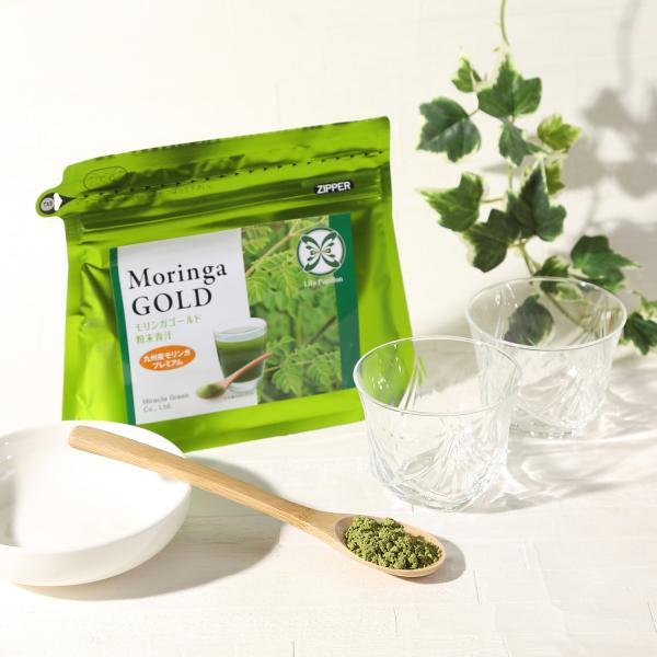 ＝＝商品の特徴＝＝練り茶葉を舞い上がるほどの細かさに粉砕した粉末です。水やお湯、お好みのヨーグルトなどにも溶けやすい粉末です。練り茶葉の特徴は、一般的な乾燥よりも栄養が出やすく、うまみ成分が凝縮されています。【 モリンガ モリンガサプリ モ...