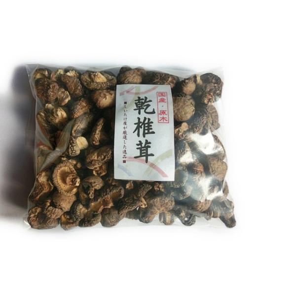 少し変形した、いびつな形の干し椎茸です。たっぷり300ｇ入り！どんな料理にも、存分にお使いください！送料無料でこの量、この価格はかなりお得です！形は多少いびつでも、味・風味・旨味は本物です！是非一度ご賞味ください！！干ししいたけは、食物繊維...