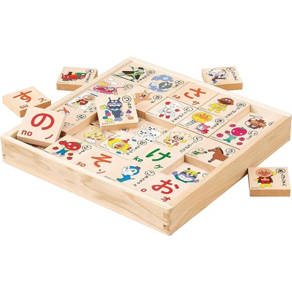 アンパンマンたちのかわいいイラストと文字が描かれた木製のもじあそび。おもて面はアンパンマンたちのイラストと名前、うら面は“あ”から“ん”までひらがなとカタカナ、ローマ字が描かれた全部で50ピース。純国産　木のもじあそびは、国産木材、岐阜県産...