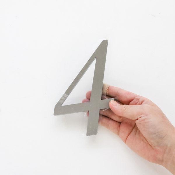 No.4サイズ：150×80×10.5mm本体重量(g)：130材質：SUS304・アクリル仕上：ヘアーラインアンカーまたは両面接着剤止めです。アクリル（10mm)+ステンレス(0.5mm)貼りです。側面は黒色です。壁面の条件を問わず施工が...