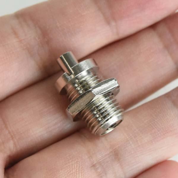 使用ワイヤー径荷重の目安(SUS304 7×7使用した場合）φ1.0 〜8kgφ1.2〜10kgφ1.5〜30kg用途：中間タイプ：組み込み材 質  ：シンチュウ（ナット部スチール）仕上げ：ニッケルメッキ ※ M10P1 は並  目ネジでは...