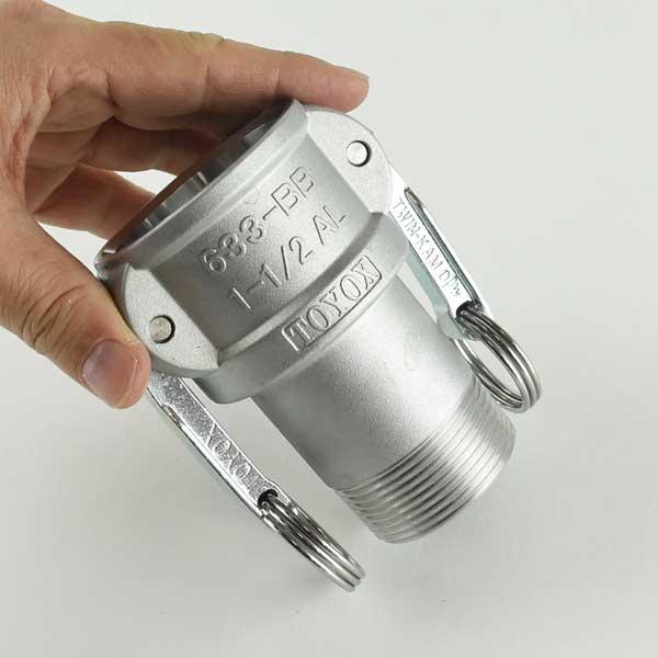 このカムロックはメネジに取り付け使用する継手です材質：アルミ合金呼び径：1 1/2インチ 40mmネジはJIS管用テーパーネジ(R)です。メーカー名：トヨックス品番：633-BB_40_AL(633-BB_1-1/2_AL)品名：カムロック...