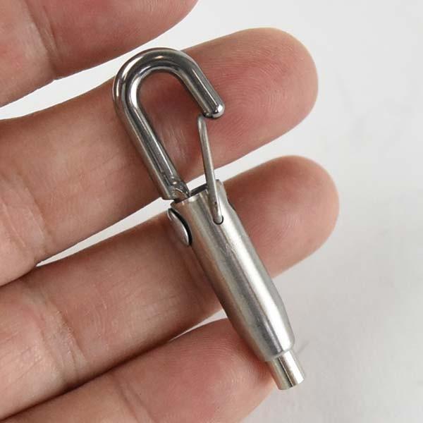 BS-20RP使用ワイヤー径荷重の目安(SUS304 7×7使用した場合）φ1.0 　〜8kgφ1.2　〜10kgφ1.5　〜30kg用途：中間タイプ：フック材 質 ：ステンレス仕上げ：サテンワイヤー挿入口のピンはシンチュウ製です外れ防止の...