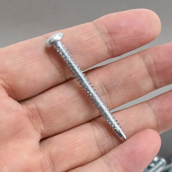 鉄・ユニクロメッキ全ねじ頭径：8mm全長：45mmネジ部の長さ：35mmねじ径：4.2mm適応板厚1.2〜3.2mmメーカー名：コクブ品番：P-4045品名：鉄 ドリルねじ ナベ頭 4×45【カート数量１】で【500本】のご購買となります【...