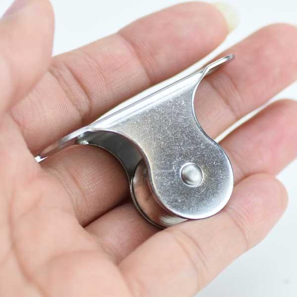 材質：ステンレス使用ロープ径：7〜8φ画像内寸法の単位はミリです品番 RG-1車径 18車溝幅 7.5L1 50L2 38W 12H 28.5d 3.5t 1Weight(g) 27メーカー名：水本品番：RG-1品名：ステンレス ロープガイ...