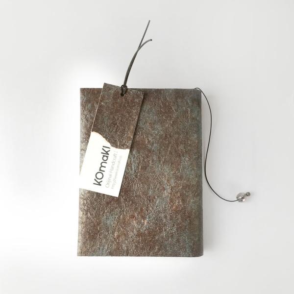 紙に樹脂でエンボス凸凹加工したリアルな質感のクラフト素材を使ったハンドメイドブックカバーです。「紙以上、PUレザー未満」の不思議な仕上がりをお楽しみ頂けます :)1枚づつ、カットから手作業でおつくりしてお届けしております。【取り扱いサイズ】...