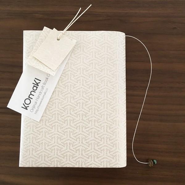 紙に樹脂でエンボス凸凹加工したリアルな質感のクラフト素材を使ったハンドメイドブックカバーです。「紙以上、PUレザー未満」の不思議な仕上がりをお楽しみ頂けます :)1枚づつ、カットから手作業でおつくりしてお届けしております。【取り扱いサイズ】...