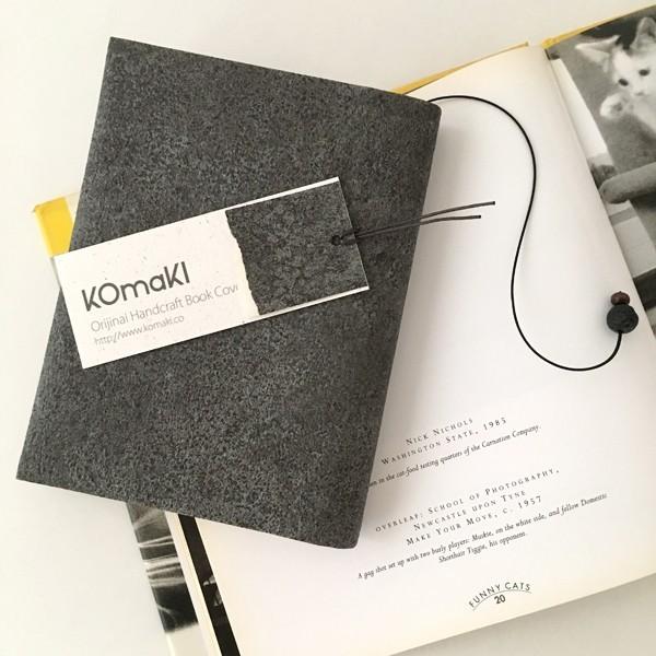 紙に樹脂でエンボス凸凹加工したリアルな質感のクラフト素材を使ったハンドメイドブックカバーです。「紙以上、PUレザー未満」の不思議な仕上がりをお楽しみ頂けます :)1枚づつ、カットから手作業でおつくりしてお届けしております。【取り扱いサイズ】...