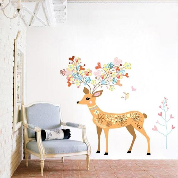【仕様】色:フラワー・ディアサイズ:60×90cm【商品情報】雑貨|ウォールステッカー|動物・ペット商品番号:JM7239 ●ハートやお花でツノを飾ったおしゃれな鹿がモチーフのウォールステッカーです！お部屋を華やかに彩ります！カット済みなの...