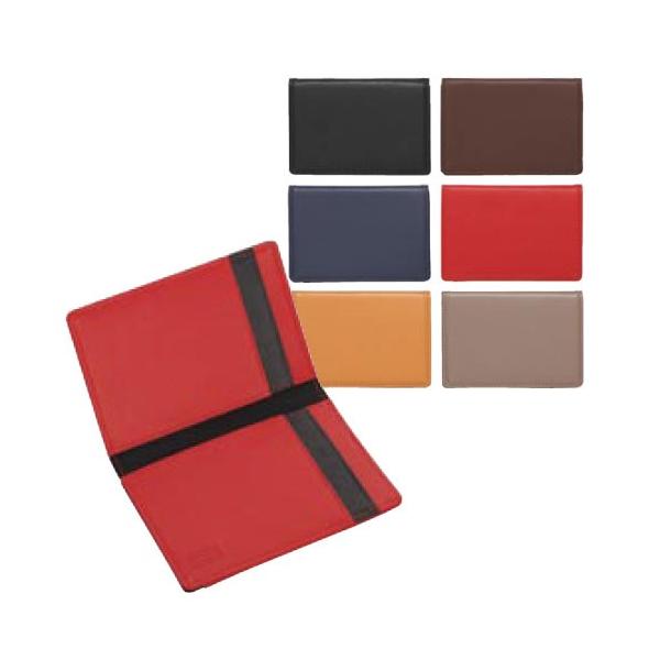 【メール便可】【仕様】色:全6色(ブラック・ダークブラウン・ブルー・レッド・ブラウン・モカ)サイズ:75×110×12mm仕様:牛革(スムース仕上げ)、内生地:シャンタン、二ツ折り型、パス入1面(台形穴あき)、カードポケット(6)【商品情報...